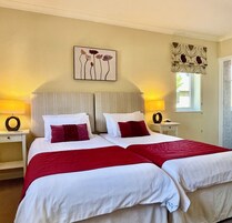 Quarto duplo, suíte | Roupas de cama antialérgicas, escrivaninha, cortinas blackout