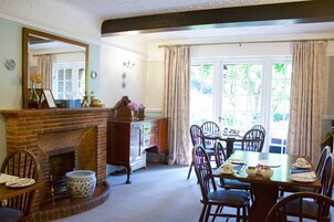 Pequeno-almoço completo diário (9.95 GBP por pessoa) 