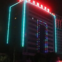 Fachada do alojamento (tarde/noite)