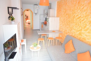 Apartamento, 2 quartos | Sala de estar | TV de tela plana