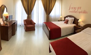 Quarto Duplo Superior, não fumadores | Roupa de alta qualidade, secretária, quartos insonorizados 