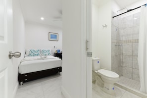 Quarto Triplo | Minibar, cofre no quarto, Wi-fi grátis, roupa de cama fornecida
