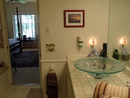 Quarto solteiro, 1 cama King, banheira de hidromassagem, vista para o lago | Banheiro | Produtos de toalete de grife, secador de cabelo, roupões de banho