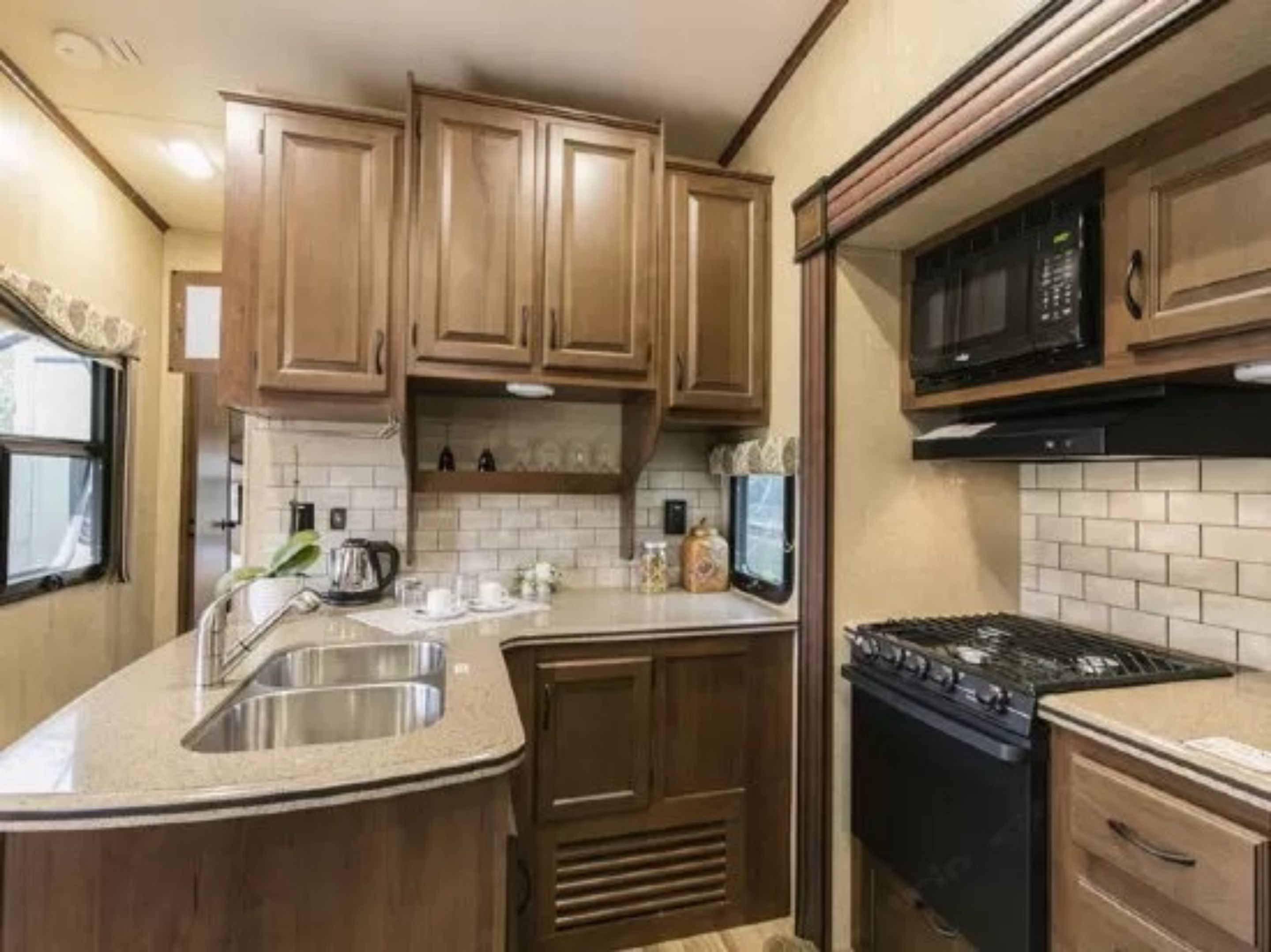 Quarto premium, vista para o jardim | Cozinha americana privada | Cafeteira/chaleira, chaleira elétrica