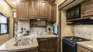 Quarto premium, vista para o jardim | Cozinha americana privada | Cafeteira/chaleira, chaleira elétrica