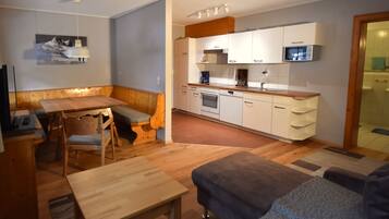 Apartamento Clássico, 2 quartos (Malfon) | Sala de estar | Televisor de ecrã plano de 81 cm com canais por cabo, televisor