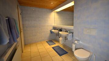 Apartamento, 2 quartos, banheira (Verwall) | Banheiro | Chuveiro/banheira combinados, secador de cabelo, toalhas de banho