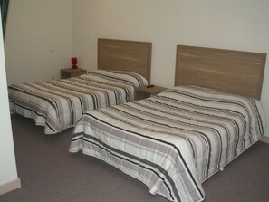 Quarto triplo | Individualmente decorados, individualmente mobiliados, escrivaninha