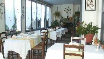 Almoços e jantares servidos, incluindo cozinha francesa