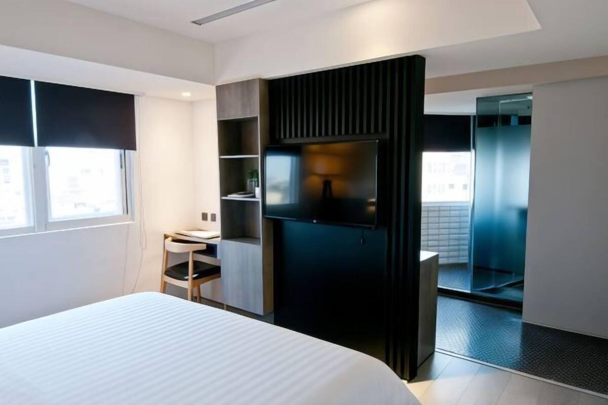 Roupas de cama premium, escrivaninha, Wi-Fi de cortesia, roupa de cama
