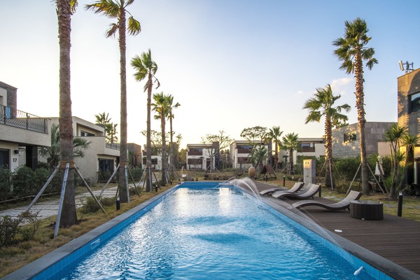 Piscina exterior sazonal, espreguiçadeiras