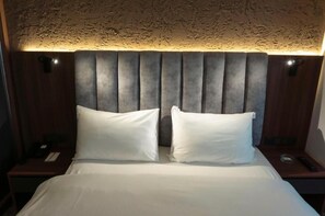 Cofres nos quartos, escrivaninha, Wi-Fi de cortesia, roupa de cama