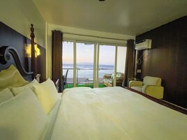 Quarto Deluxe, em frente à praia | Cofre no quarto, secretária, camas desdobráveis, Wi-fi grátis 