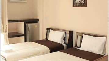 Quarto Twin Standard | Secretária, cortinas/cortinados opacos, Wi-fi grátis