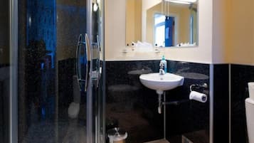Chuveiro, produtos de toalete grátis, secador de cabelo