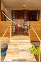 Chalé luxo, sacada, vista para a piscina | Área de estar | TV LED 32 polegadas com canais a cabo, TV, DVD player