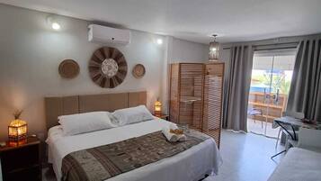 Penthouse Romântica, várias camas, vista para a montanha, junto à piscina | 1 quarto, roupa de alta qualidade, camas de colchão pillowtop, minibar