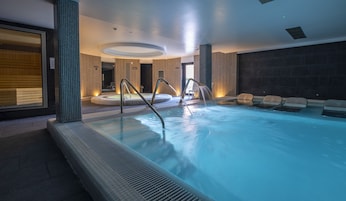 Piscina interna, piscina externa, funciona das 10h às 19h, guarda-sóis