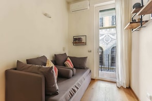 Apartamento, 2 quartos | Sala | TV de ecrã plano 