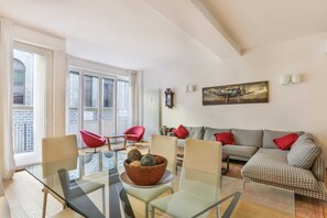 Apartamento, 2 quartos | Sala | TV de ecrã plano 