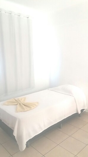 Quarto Individual Básico, 1 cama individual | Sala de estar | Televisor LED 
