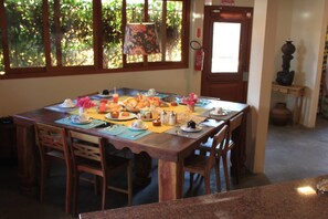 Café da manhã com buffet grátis todos os dias