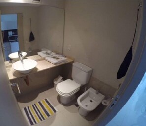Apartamento, 1 cama de casal e sofá-cama | Casa de banho | Uma combinação polibã/banheira, artigos de higiene pessoal grátis 