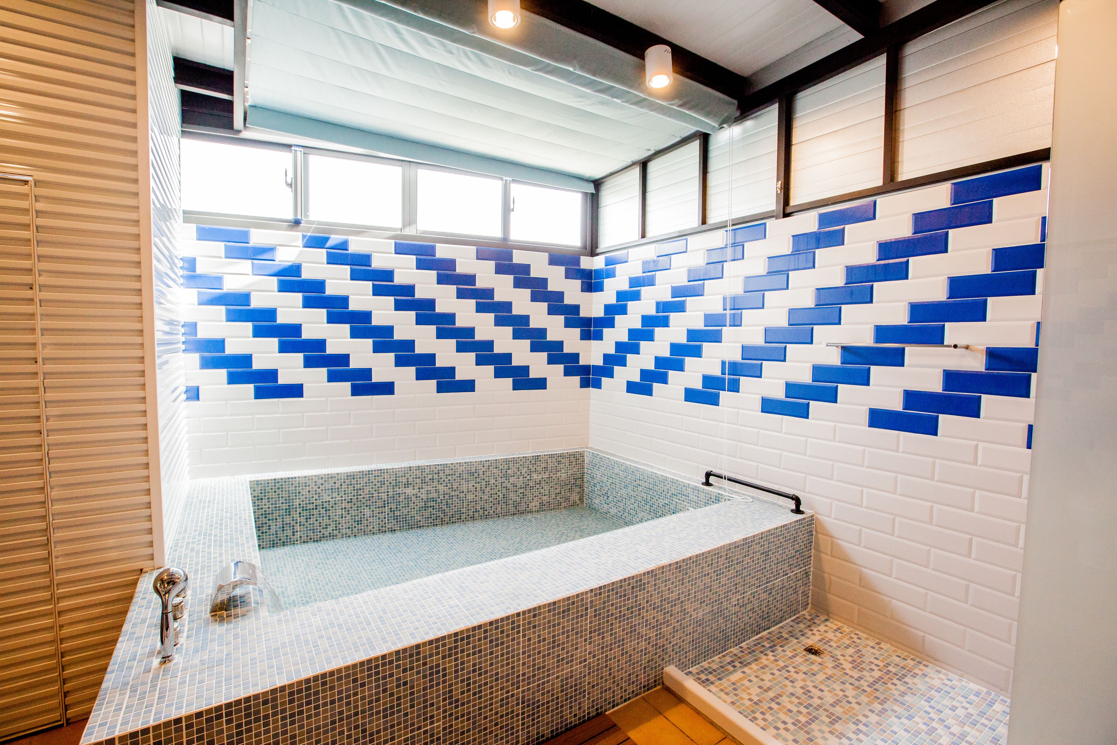 Quarto quádruplo família, 2 camas de casal, banheira de imersão | Comodidades do banheiro | Chuveiro, chuveiro com efeito de chuva, produtos de toalete grátis 