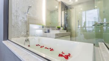 Apartamento, 1 quarto | Banheiro | Banheira e chuveiro separados, banheira de imersão