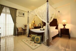 Escrivaninha, cortinas blackout, Wi-Fi de cortesia, roupa de cama