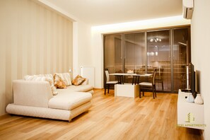 Apartamento Deluxe | Sala de estar | TV de ecrã plano 