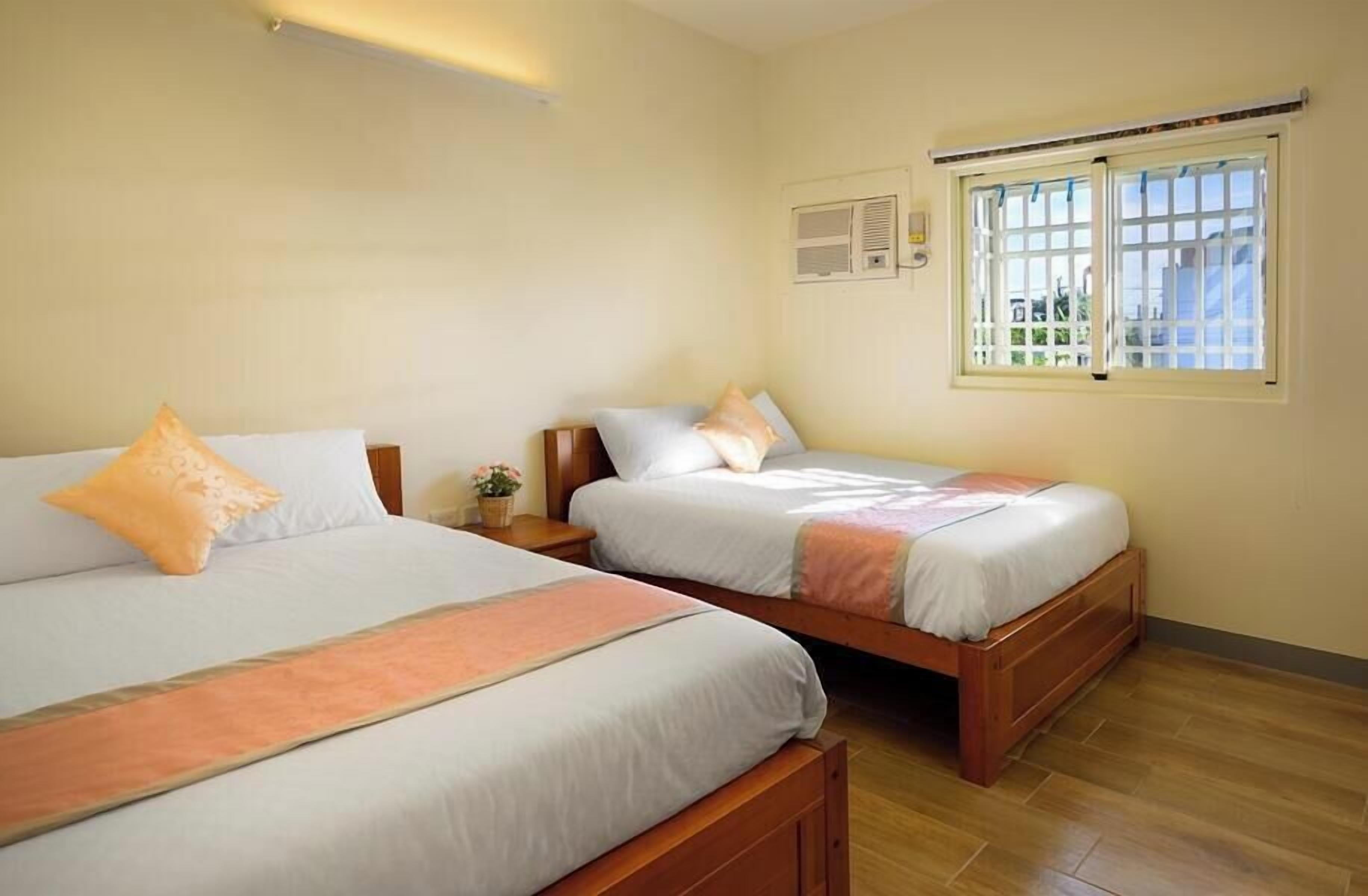 Quarto Quádruplo Clássico | Secretária, cortinas/cortinados opacos, quartos insonorizados 