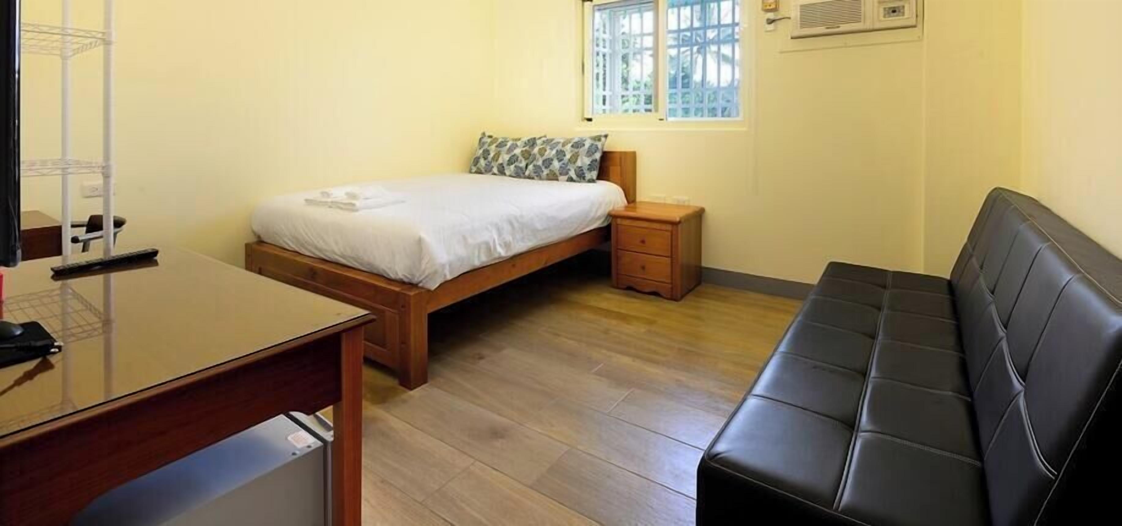 Quarto Duplo Comfort, casa de banho partilhada | Secretária, cortinas/cortinados opacos, quartos insonorizados 