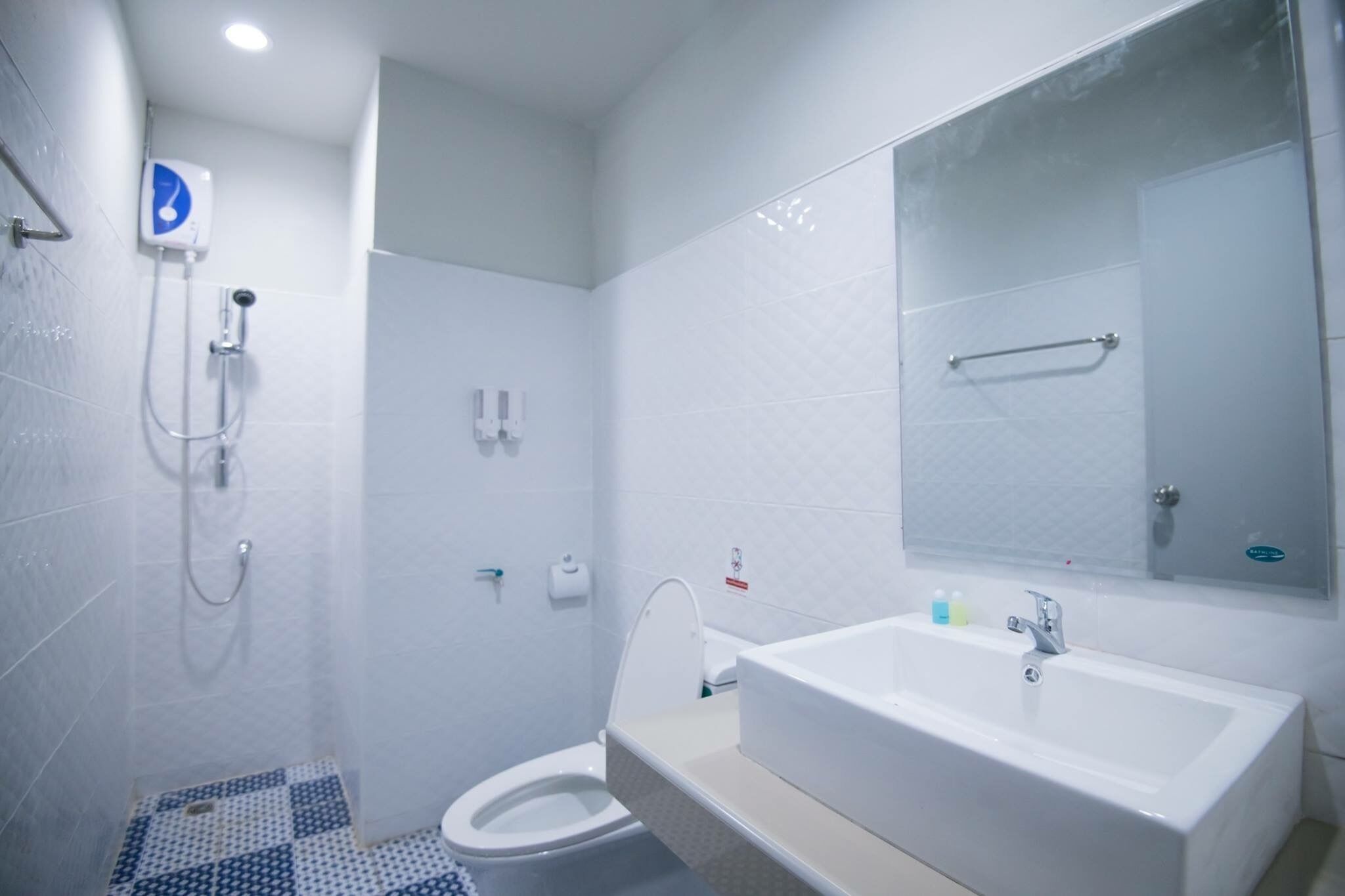 Quarto casal standard | Banheiro | Chuveiro, produtos de toalete grátis, toalhas de banho 