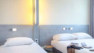 Escrivaninha, cortinas blackout, quartos à prova de som