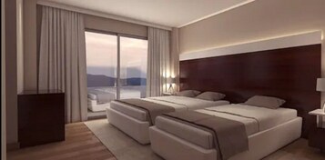 Quarto de hotel moderno com duas camas, uma janela grande com cortinas, uma cabeceira escura e uma mesa de cabeceira com abajur.