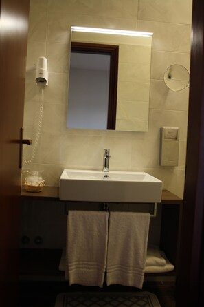 Quarto casal clássico, sacada | Banheiro | Chuveiro, produtos de toalete grátis, secador de cabelo