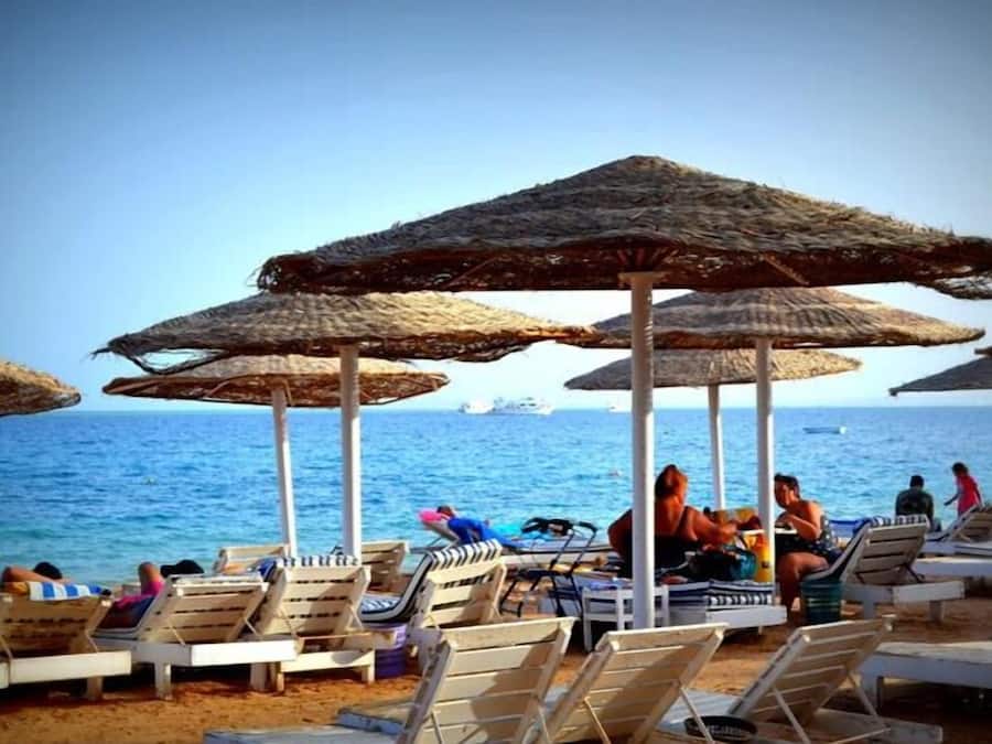 Uma praia privada nas proximidades, guarda-sóis de praia