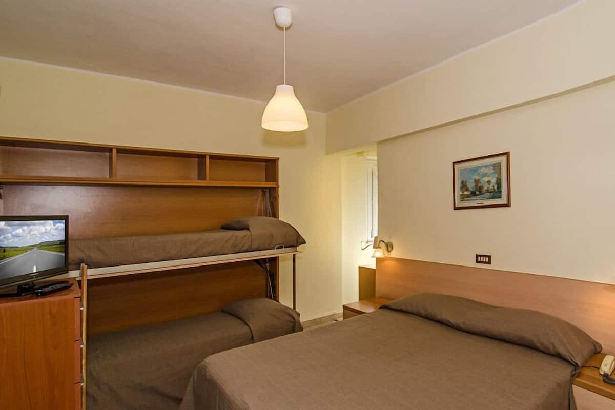 Quarto quádruplo econômico | Roupas de cama premium, frigobar, cofres nos quartos, escrivaninha