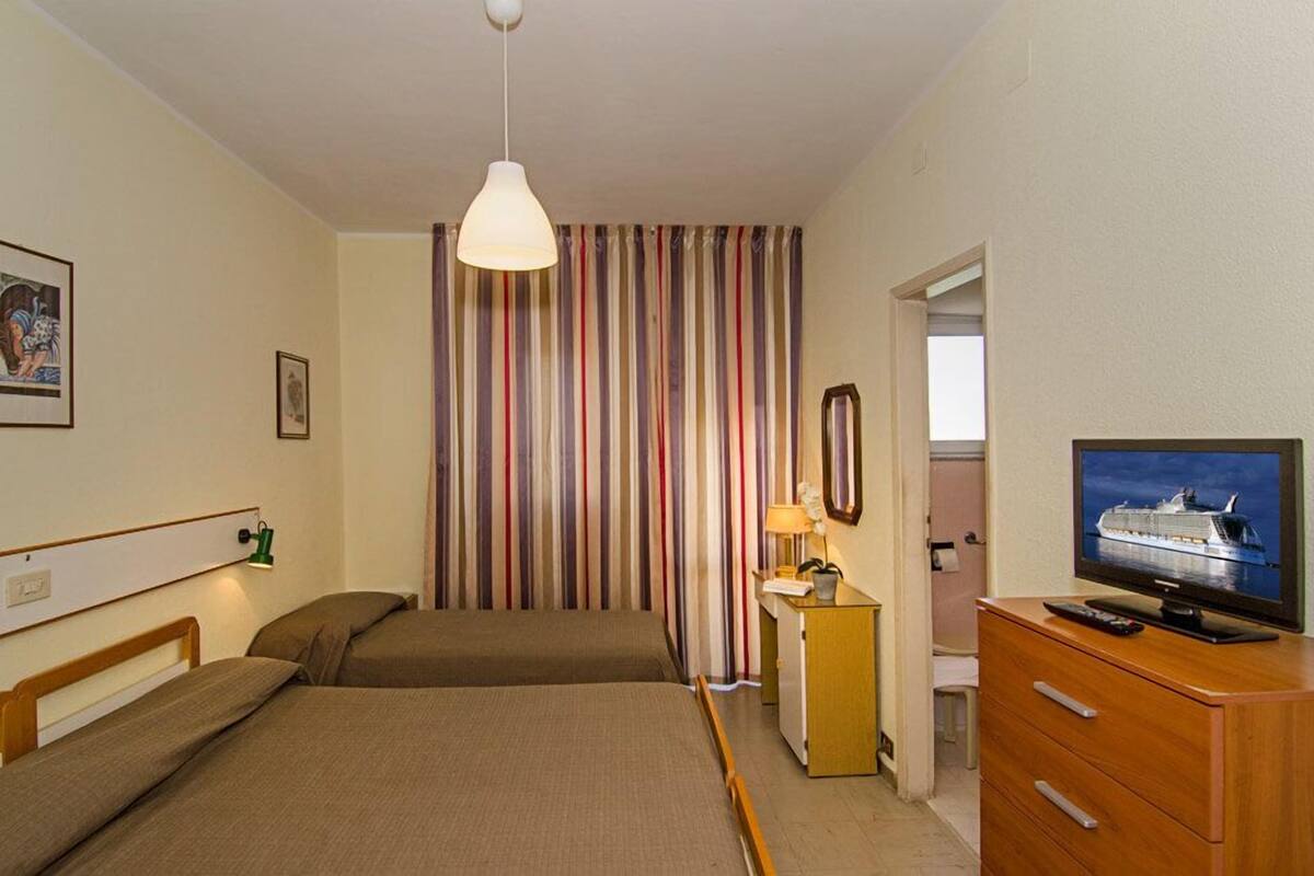 Quarto triplo, sacada | Roupas de cama premium, frigobar, cofres nos quartos, escrivaninha