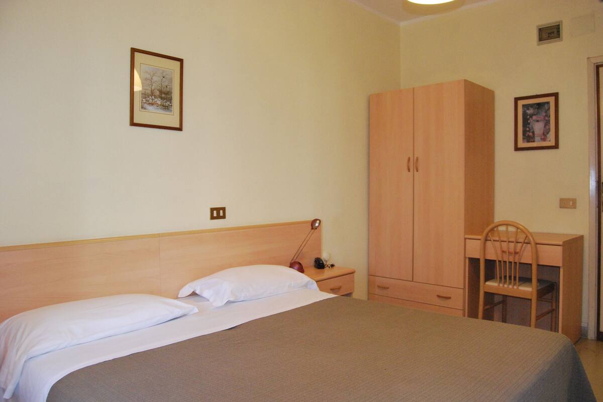 Quarto casal econômico | Roupas de cama premium, frigobar, cofres nos quartos, escrivaninha