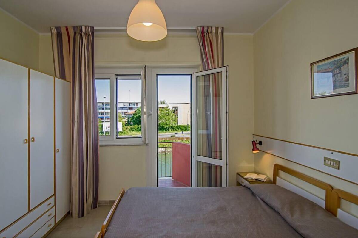 Quarto casal, sacada | Roupas de cama premium, frigobar, cofres nos quartos, escrivaninha