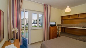 Quarto Quádruplo, varanda | Roupa de alta qualidade, minibar, cofre no quarto, secretária 