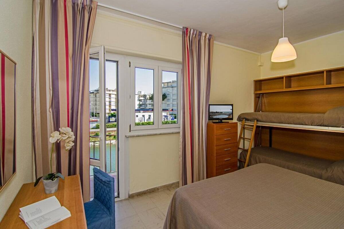 Quarto quádruplo, sacada | Roupas de cama premium, frigobar, cofres nos quartos, escrivaninha