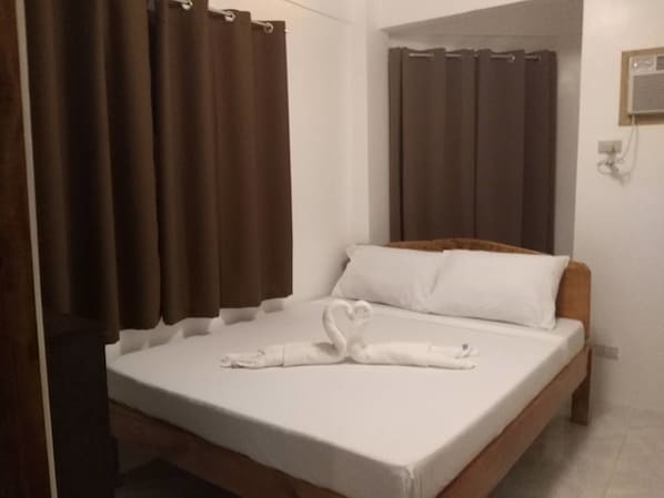 Cofres nos quartos, escrivaninha, Wi-Fi de cortesia, roupa de cama