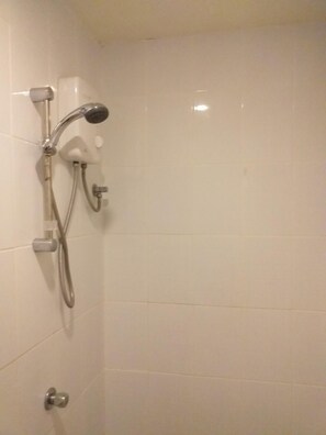 Chuveiro, produtos de toalete grátis, toalhas de banho