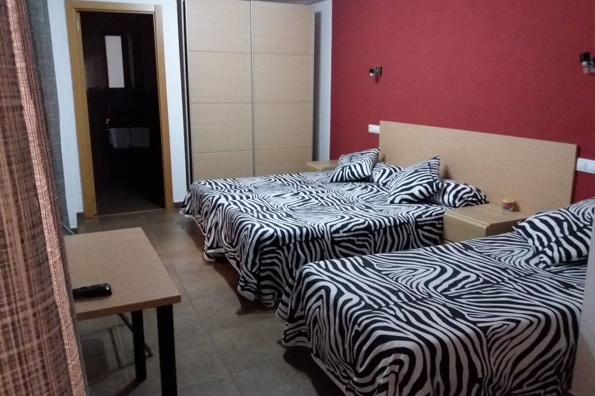 Quarto Triplo | Roupa de alta qualidade, secretária, berços/camas para crianças