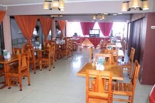 Café da manhã com buffet grátis todos os dias