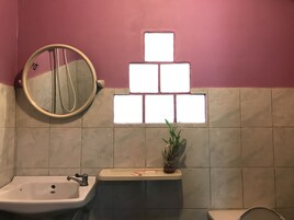 Quarto casal standard | Pia do banheiro
