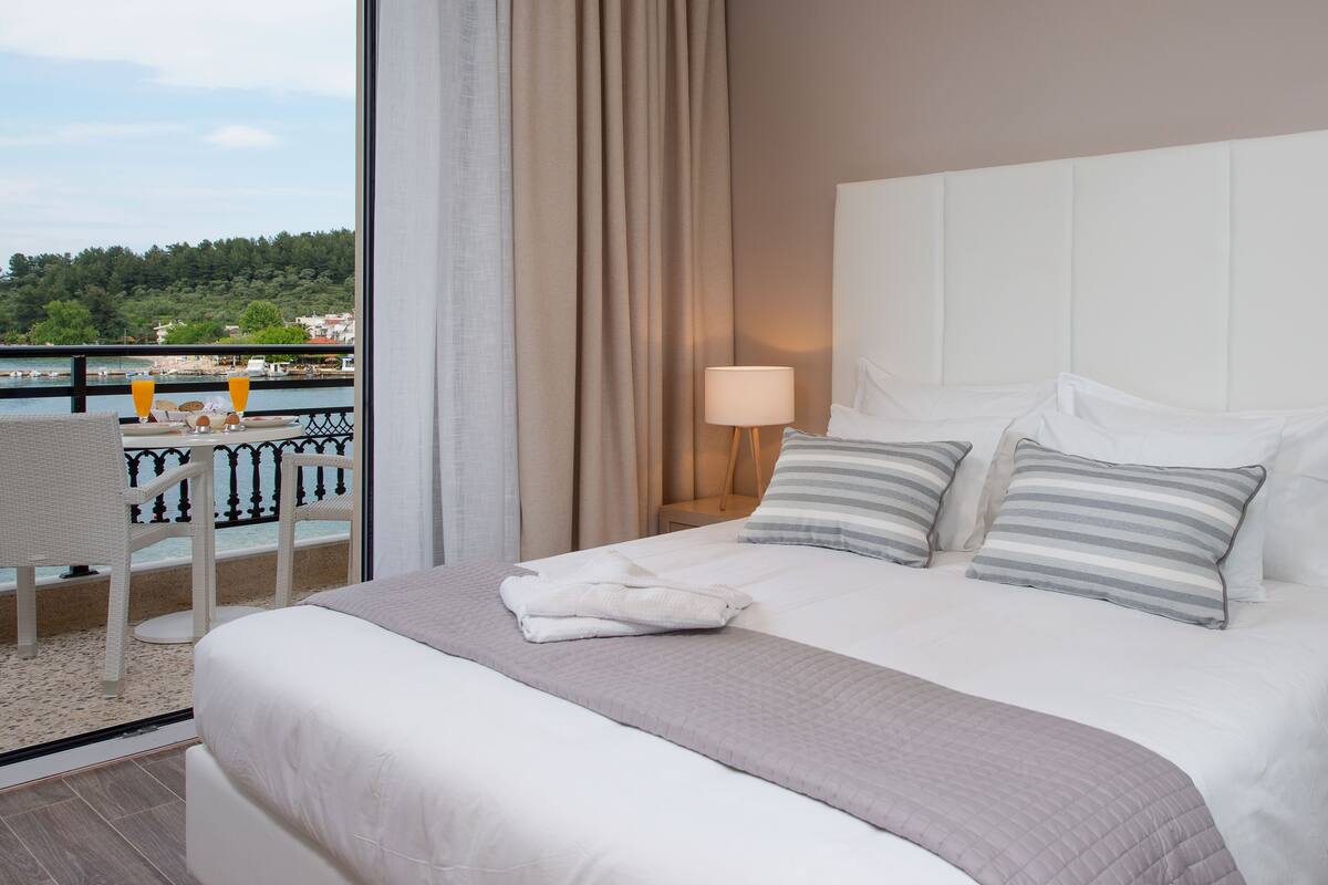 Quarto Duplo Premium, vista para o mar | Cofre com capacidade para portátil, secretária